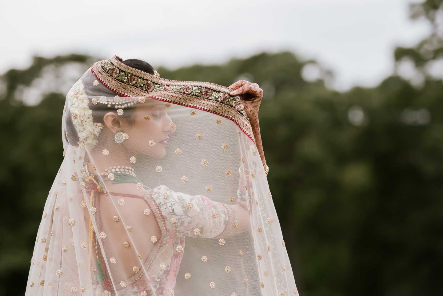 25 Long Wedding Veils | World's Best Wedding Photos