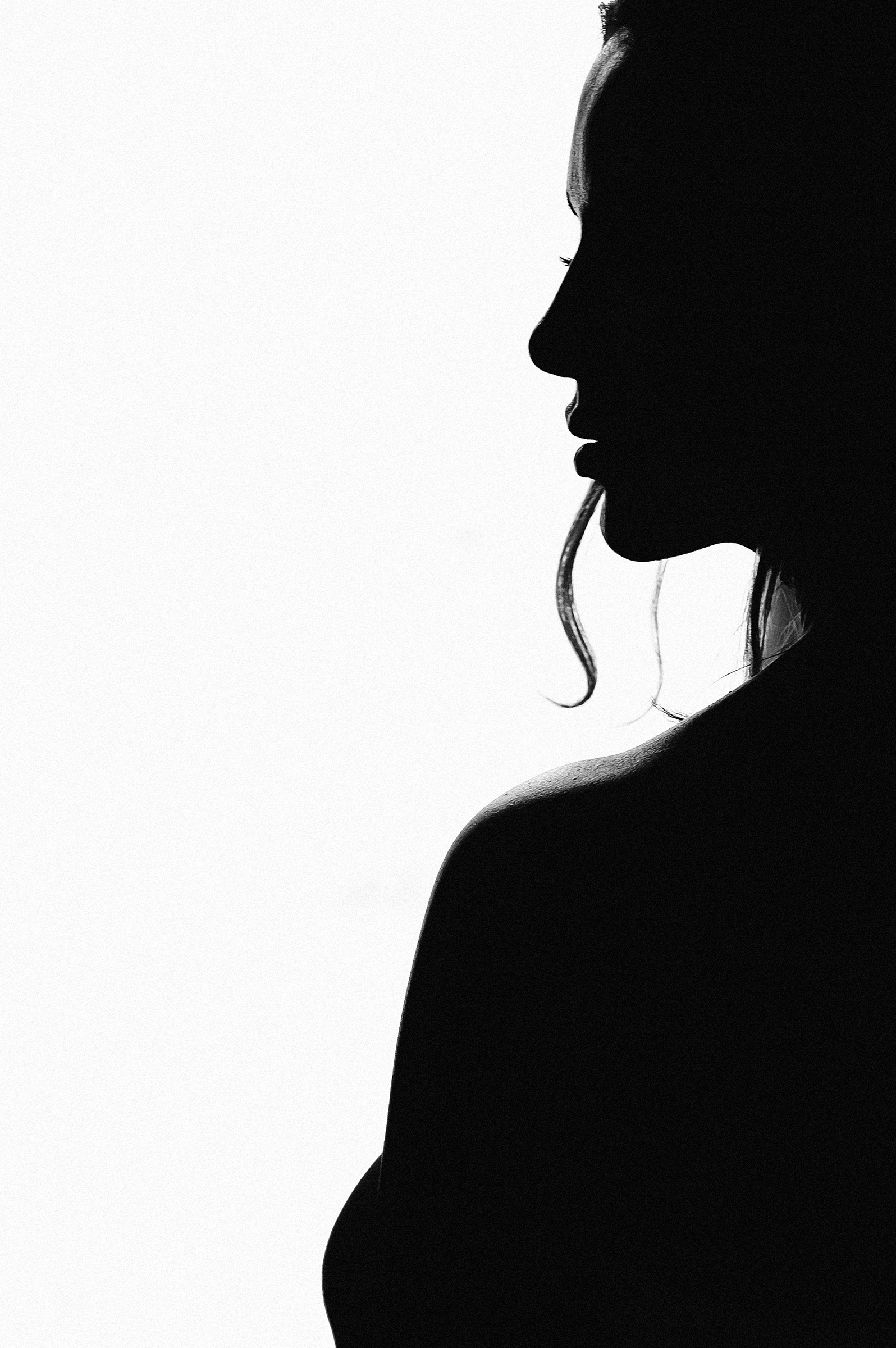 Bride silhouette profile against white - photo by Laura Žygė photography