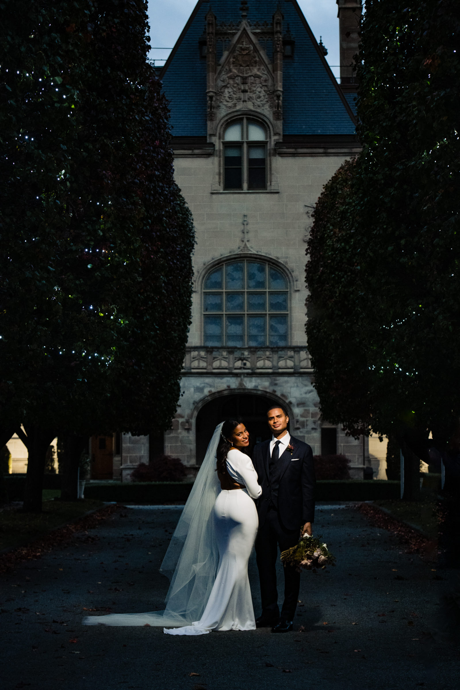 Couple portrait against historic building - photo by Stefy Hilmer ...