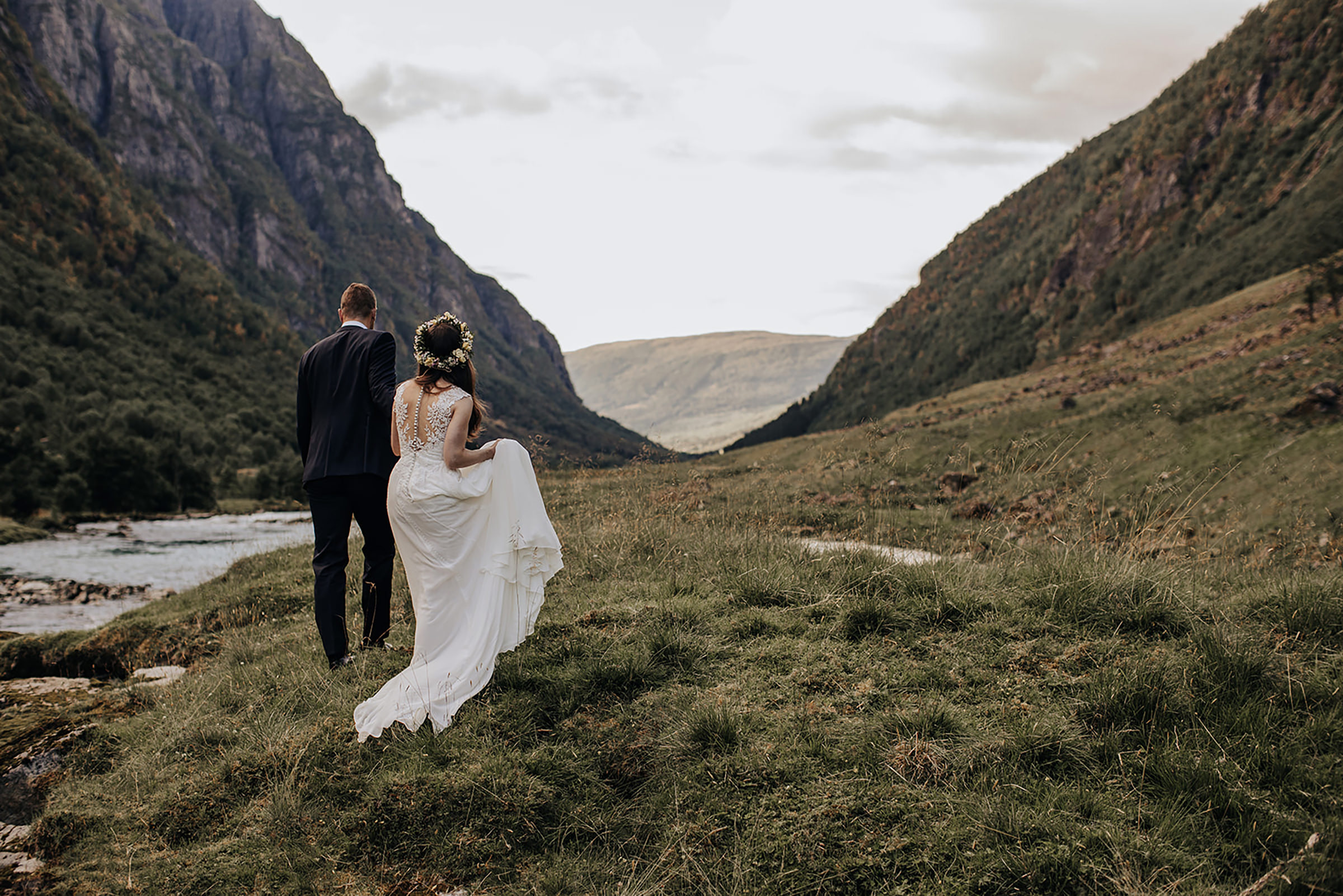 Couple walking in alpine landscape, photo by Endre Hilleren